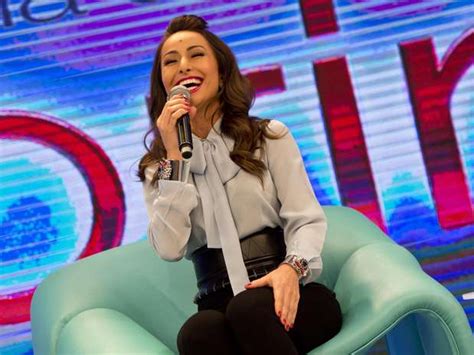 Sabrina Sato revela que já fez xixi na roupa durante evento TV Foco