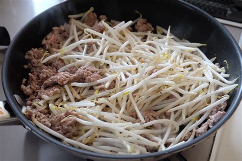 もやし入り♪豚ひき肉と春雨の甘辛炒め【平日の時短ごはんレシピ】 ゆり子のおいしい暮らし