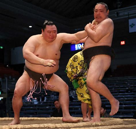 ＜大相撲春場所4日目＞聡ノ富士（右）を押し出しで破る天一（撮影・北條 貴史） ― スポニチ Sponichi Annex スポーツ