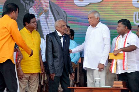 රාජකීය ගුරුවරයා මඩකලපුවේ දී රනිල් සොයා එයි Lankadeepa Online
