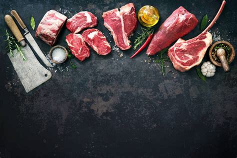 用调料和器皿在深色烤肉板上烤的生牛肉蒸的 包图企业站