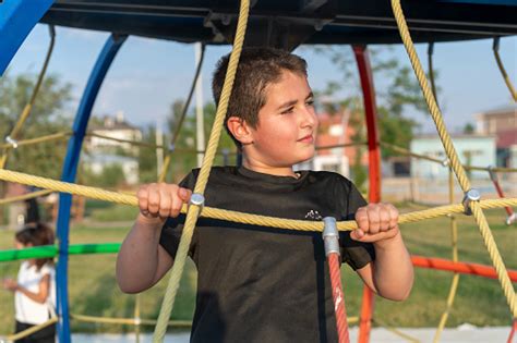 남자아이 게임하기 있는 놀이터를 이용하실 수 있습니다 10 11세에 대한 스톡 사진 및 기타 이미지 10 11세 공원 귀여운 Istock