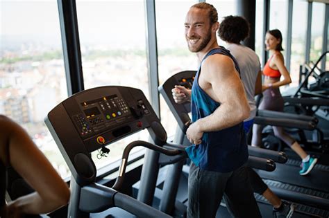 행복 맞는 친구 운동 함께 건강을 유지하기 위해 체육관에서 운동 3 명에 대한 스톡 사진 및 기타 이미지 3 명 건강한 생활방식 공동체 Istock