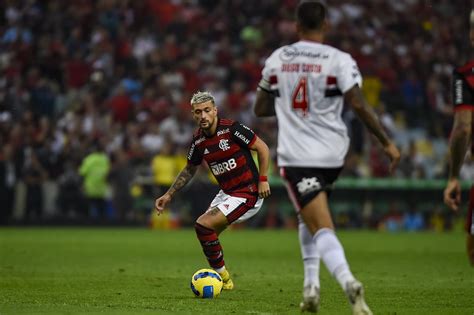 Jogador do São Paulo aparece vestindo camisa do Flamengo veja