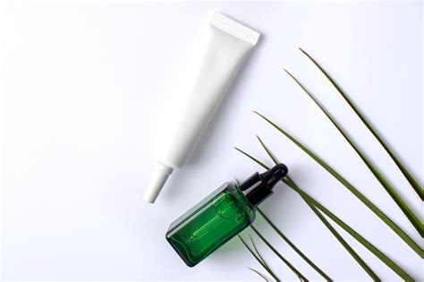 흰색 배경에 녹색 허브 잎이있는 화장품 병 용기 브랜딩 모의 를위한 빈 라벨 천연 미용 제품 컨셉 0명에 대한 스톡 사진 및 기타 이미지 Istock