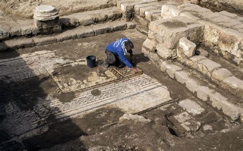 1 800 Year Old Roman Mosaic With Long Mysterious Inscription Unearthed