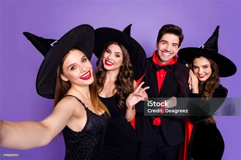 검은 드레스에 매력적인 신비한 생물 마법사 마녀의 사진을 클로즈업 셀카를 가지고 셀카 는 보라색 보라색 색상 배경을 통해 고립 된 전통 10 월 할로윈 밤 테마 파티에 V