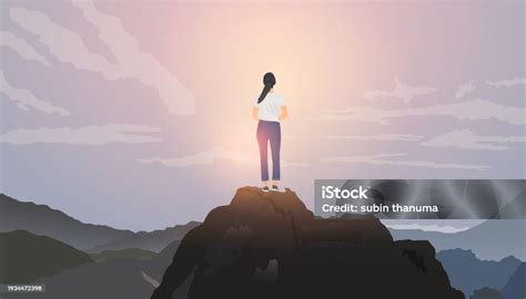 긴 머리의 아름다운 젊은 여성이 높은 산봉우리에서 일출을 바라보며 행복하게 서 있습니다 벡터 일러스트 레이 션 행복한 삶 또는