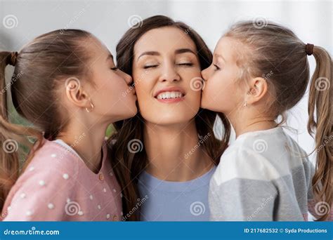 Mãe Feliz E Duas Filhas Beijando A Em Casa Foto De Stock Imagem De