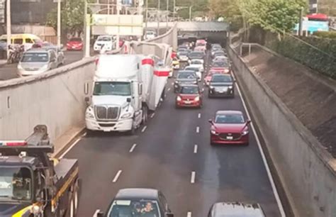 Tráiler atorado en Viaducto caos vial