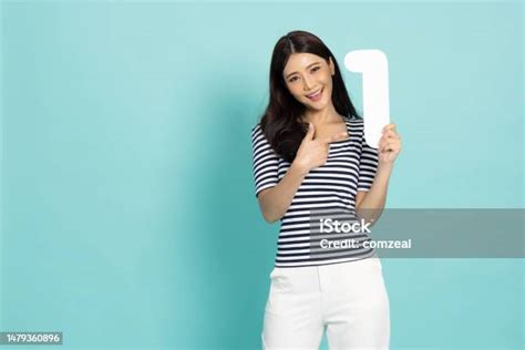 녹색 배경에 고립된 숫자 1 또는 하나를 보여주는 젊은 아시아 여성 1에 대한 스톡 사진 및 기타 이미지 1 가리키기 사람들 Istock