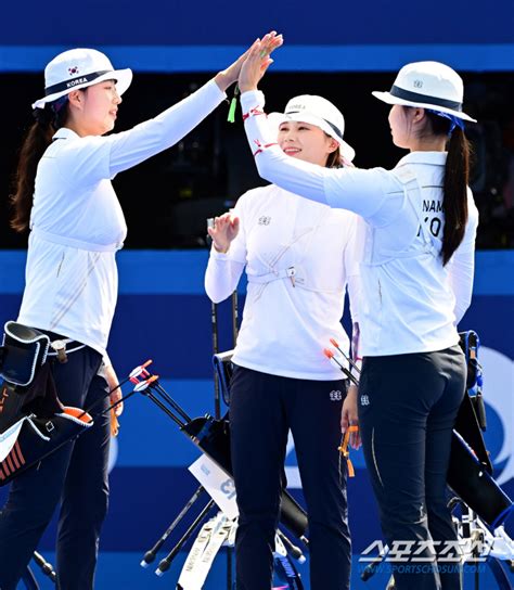 Korean 女 Archery Won Against China After Shooting Off 10 In A Row