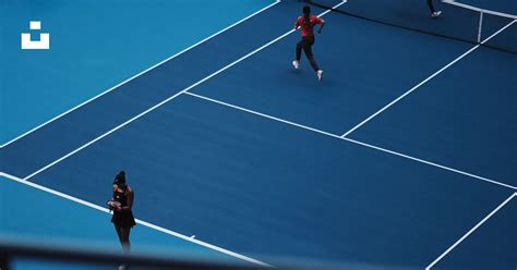 낮에 테니스를 치는 두 사람 사진 Unsplash의 무료 파랑 이미지