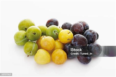 การแบ่งประเภทของลูกพลัมที่แตกต่างกัน ภาพสต็อก ดาวน์โหลดรูปภาพตอนนี้ 2015 การกำหนดอาหาร การ