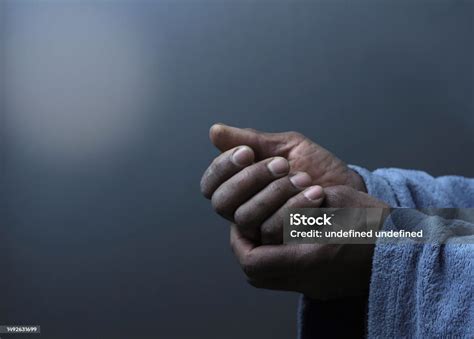 두 손을 모아 신에게 기도하는 카리브해 남자 사람들과 함께 기도하는 스톡 사진 스톡 사진 고독 개념에 대한 스톡 사진 및 기타