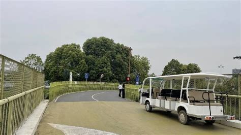 实探成都天府绿道事故频发路段现状：已专门设置减速设施 有工作人员提醒骑手尽量慢行凤凰网