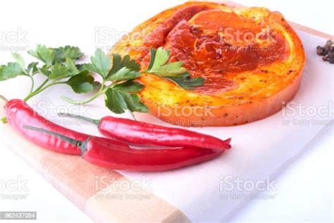 원시 돼지고기 햄 향신료와 파 슬 리 잎 고추 바베 큐 굽고 흰색 배경에 고립에 대 한 준비 0명에 대한 스톡 사진 및 기타 이미지 Istock