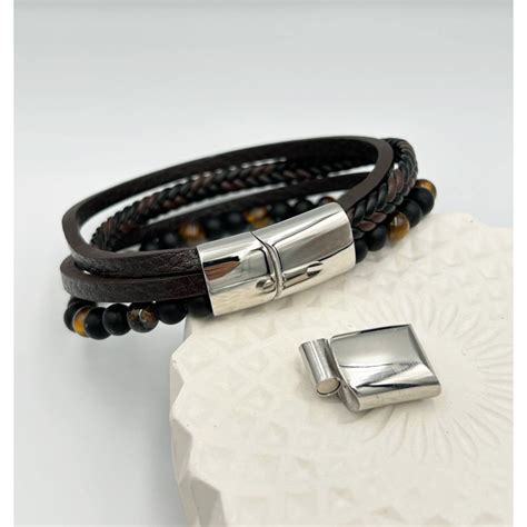 Коричневый кожаный браслет с гравировкой из кожи и камней