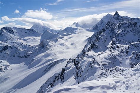 알프스 산맥에서 스키 리조트입니다 스키 슬로프 겨울에 산에서 휴식을 스키와 스노 보드 0명에 대한 스톡 사진 및 기타 이미지