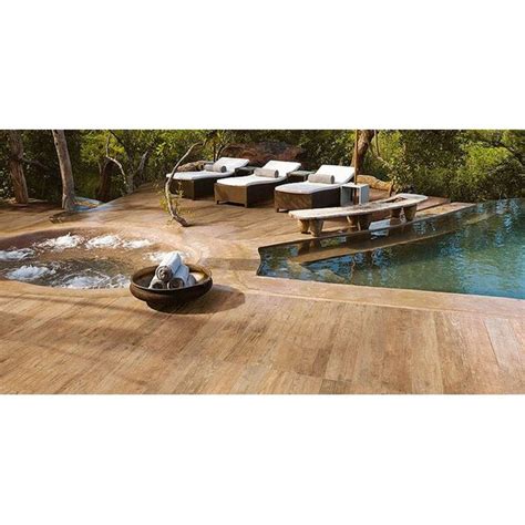 Le carrelage imitation bois une alternative au bois véritable pour votre plage de piscine