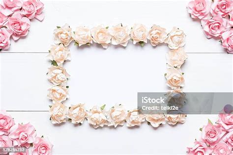 빈 카피 스페이스와 흰색 나무 테이블 위에 흰색 장미 프레임 기념일에 대한 스톡 사진 및 기타 이미지 기념일 꽃 나무 꽃