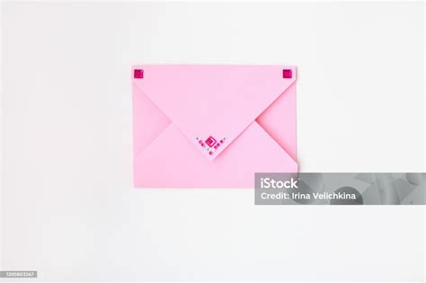 흰색 배경에 모조 다이아몬드로 장식 된 분홍색 봉투 발렌타인 데이를 위한 봉투에 엽서 만들기 직접 수행하십시오 시리즈의 사진 0명에 대한 스톡 사진 및 기타 이미지 Istock