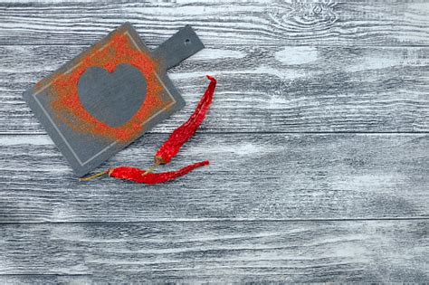 카피 공간이 있는 회색 배경에 파프리카의 붉은 심장과 말린 고추 두 개 모형 개념에 대한 스톡 사진 및 기타 이미지 개념 고추류 낮 Istock