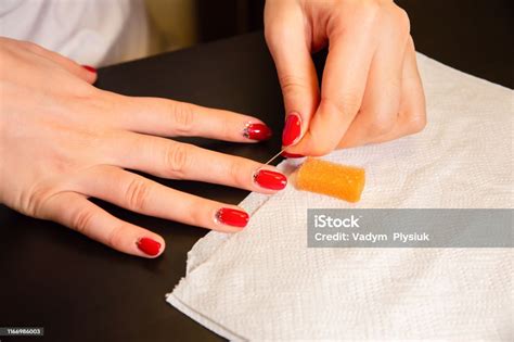 여자는 매니큐어를 만들고있다 집에서 살롱 절차 아름다운 손과 손톱 건강관리와 의술에 대한 스톡 사진 및 기타 이미지 건강관리와 의술 매니큐어 미용술 미용사 Istock