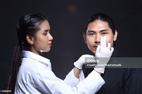 아름 다운 의사 아름다움 화학 뺨 턱 눈 썹 이 마 잘생긴 환자에 게 주사기 바늘 주사 건강관리와 의술에 대한 스톡 사진 및