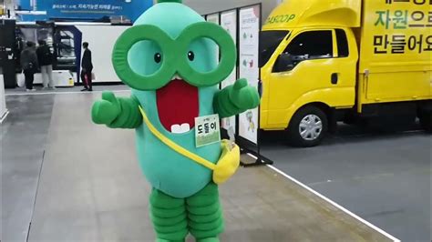 도돌이인형탈을 입고 흥겹게 춤을 추다 Youtube