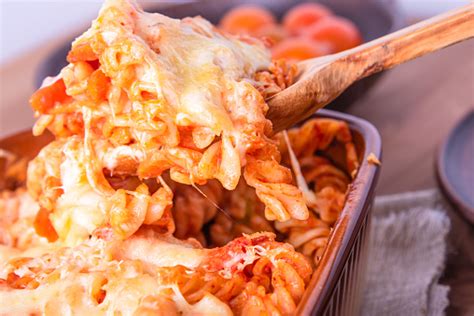 여성 손 모 짜 렐 라와 토마토 제빵에 대 한 팬에서 구운 Fusilli 붙여넣기를 즐기 셨 나 건강한 생활방식에 대한 스톡
