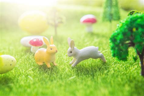 초원 잔디에 부활절 달걀 토끼 장난감 두 토끼와 부활절 달걀 노란 부활절 달걀 봄 초원 동화 0명에 대한 스톡 사진 및 기타 이미지 Istock