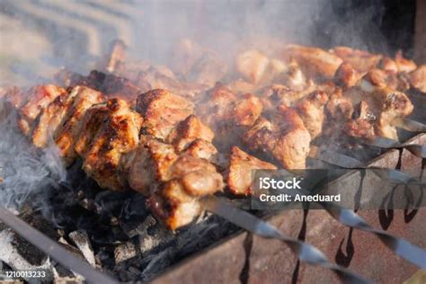 거리에서 요리 꼬치에 고기의 장미 빛 조각 굽기 화재와 연기 개념 0명에 대한 스톡 사진 및 기타 이미지 0명 고기 구이 Istock