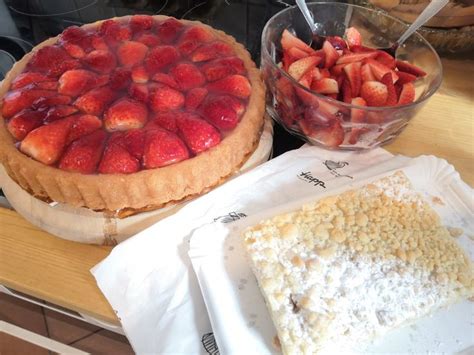 Erdbeerkuchen Erdbeeren und Streuselkuchen vom Bäcker Streusel