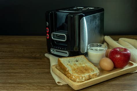 검은 색과 은색 전기 마이크로 오븐 토스트 신선한 계란 붉은 사과와 갈색 나무와 검은 색 배경에 우유 한 잔 아침 식사 가정용 장비에 대한 스톡 사진 및 기타 이미지