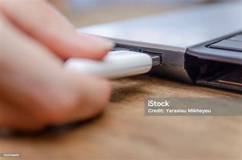나무 테이블에 노트북에 흰색 Usb 플래시 드라이브를 연결하는 여성의 손의 클로즈업 It 지원에 대한 스톡 사진 및 기타 이미지