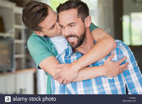 Young Gay Men Kissing Fotos Und Bildmaterial In Hoher Auflösung