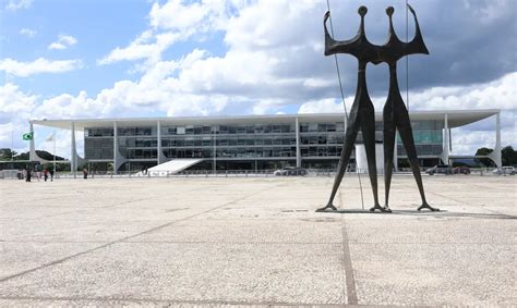 Sociedade pode contribuir para o projeto de restauro da Praça dos Três