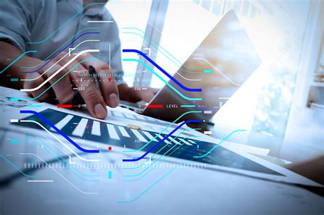 비즈니스 문서 스마트 휴대 전화 및 노트북 컴퓨터와 그래프 비즈니스 소셜 네트워크 다이어그램 및 배경에서 일 하는 남자와 가진 사무실 테이블에 고객 참여에 대한 스톡 사진