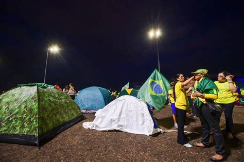 Bolsonaristas fazem vigília e preparam ato nesta 4ª em frente ao QG do