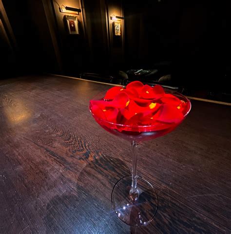 Bar 로즈칵테일 장미칵테일 한 잔의 칵테일로 피어나는 장미의 향연 🌹 ” 장미의 우아한 향기와 칵테일의 감미로운 조화를 담아낸 특별한 로즈 칵테일을 만나보세요