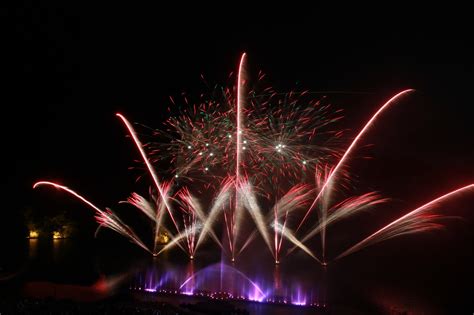【2025 碧潭水舞秀】新北夜晚限定！每天6場、煙火秀、週末市集 吃貨瑪莉