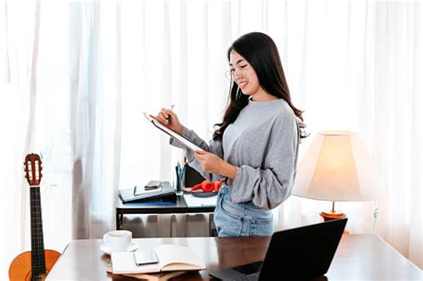 학생 학습 및 메모를 작성하기위한 펜을 개최 집에서 배우는 학생 개인 지도 교사에 대한 스톡 사진 및 기타 이미지 개인 지도
