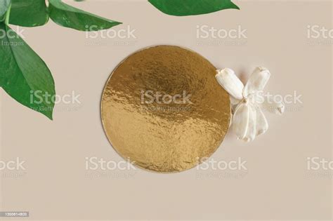 화장품 이나 로고에 대 한 베이지 색 배경에 골든 라운드 연단 마른 꽃과 황금 받침대 제품 디스플레이 반짝이는 텍스처 표면