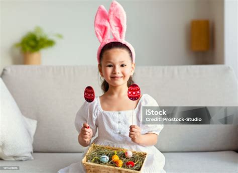 실내에서 달걀을 들고 부활절 토끼 귀를 착용 소녀 4월에 대한 스톡 사진 및 기타 이미지 4월 공휴일 귀 부분 Istock