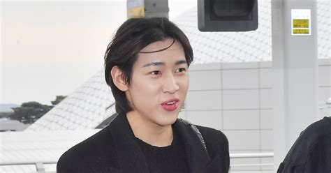출국장 뱀뱀 웃을때 심쿵~ [포토엔hd]