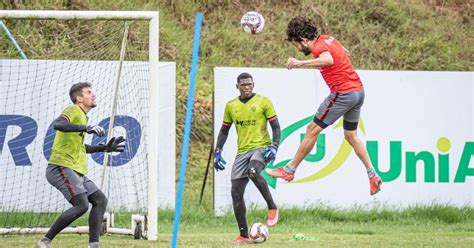 Para Ajustar A Pontaria Vitória Treina Finalizações Na Toca Do Leão