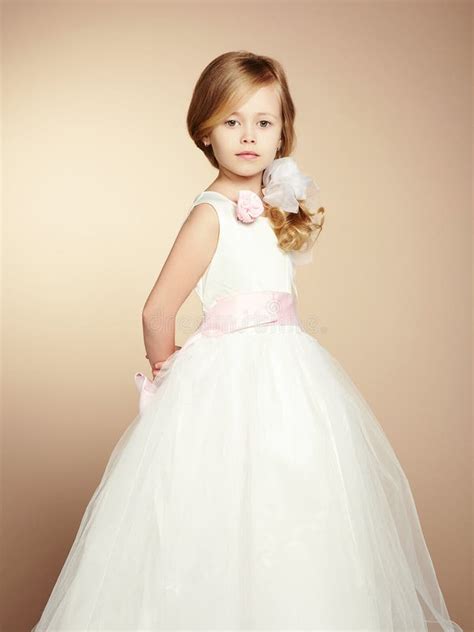 Portrait De Petite Fille Dans La Robe Luxueuse Image Stock Image Du