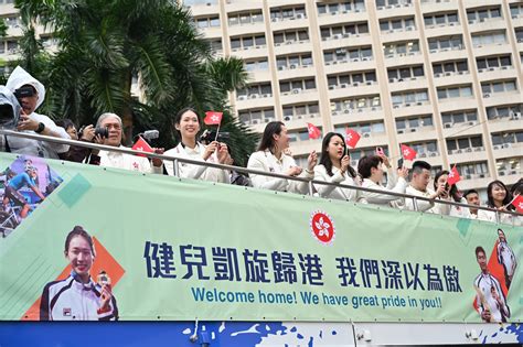 巴黎奧運 港隊代表巴士巡遊 市民稱為偶像江旻憓而來 獨立媒體