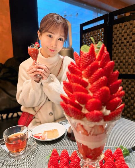 いちご好きにはたまらないパフェ食べてきた♡ 座ったままでいちご狩り🍓🍓🍓 全部で苺100粒！！幸せーっ🩷🩷🩷 いちご好き